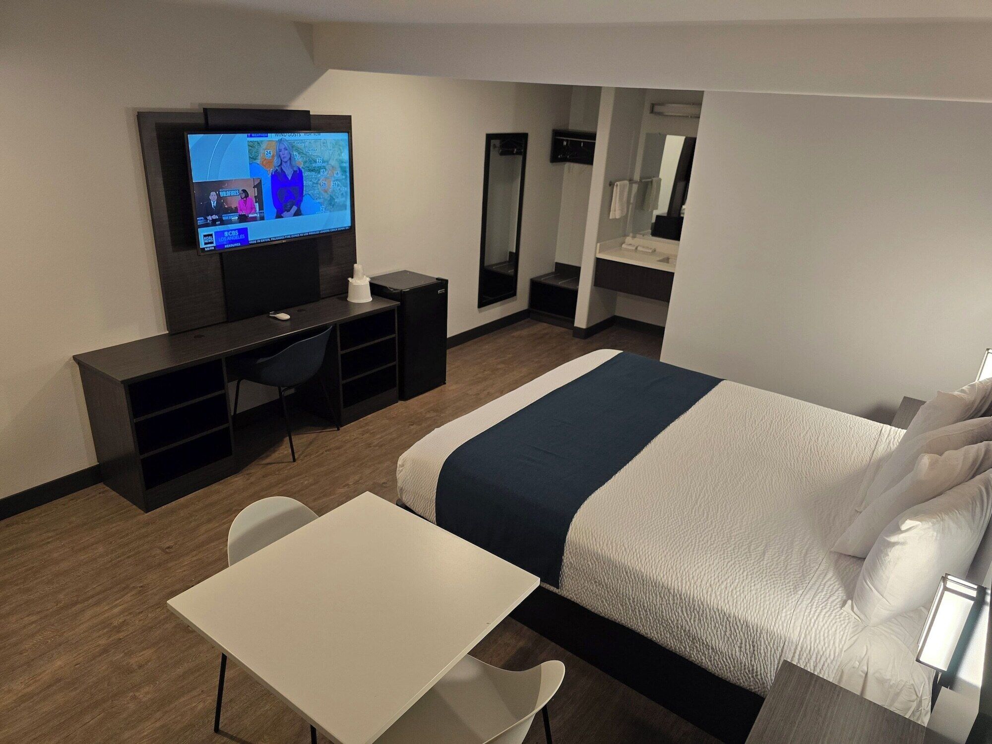 Secretária, Wi-fi grátis, roupa de cama fornecida 