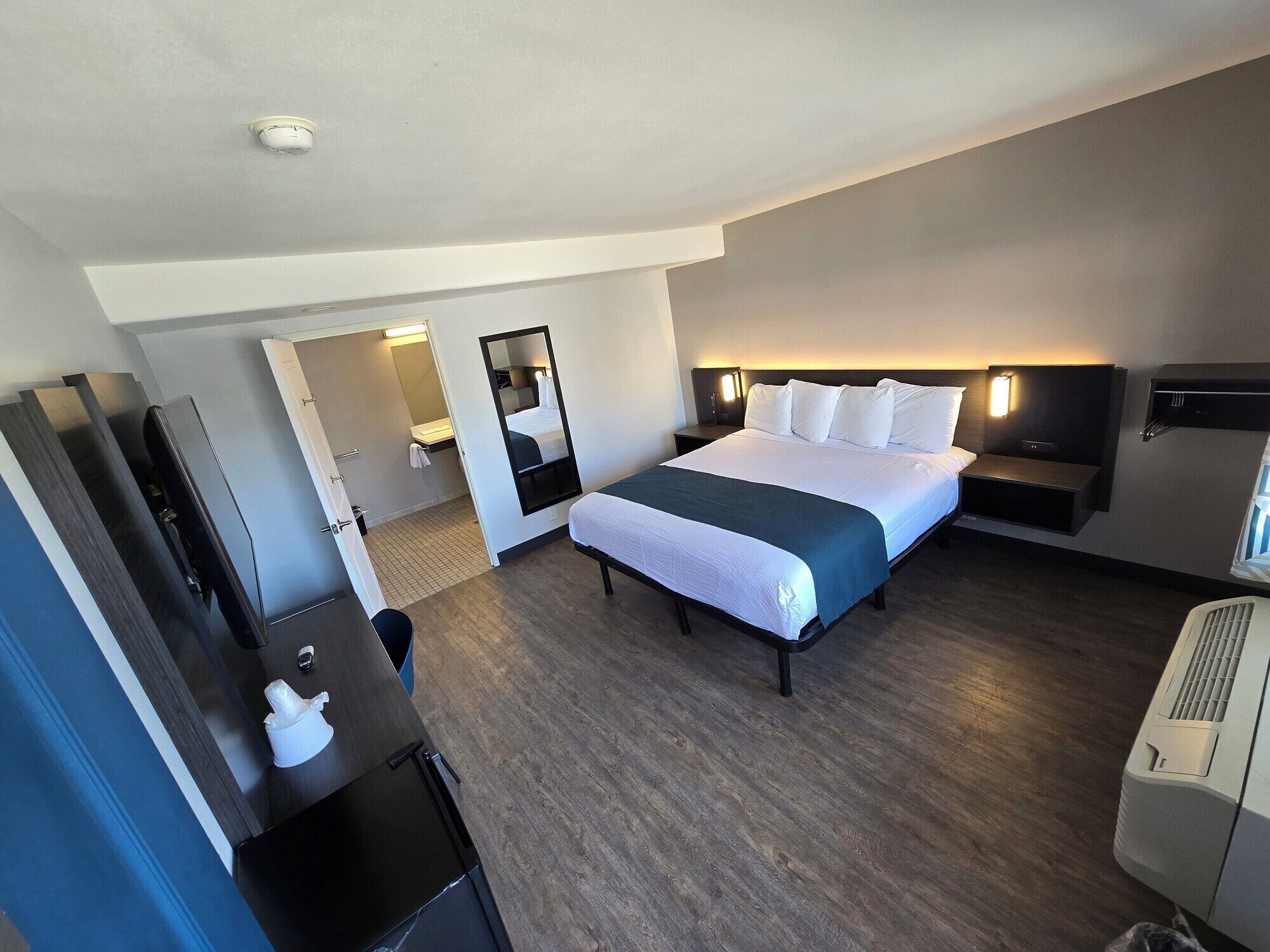 Secretária, Wi-fi grátis, roupa de cama fornecida 