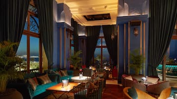 6 restaurantes, pequenos-almoços servidos, cozinha internacional