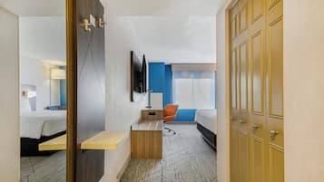 1 quarto, secretária, cortinas/cortinados opacos