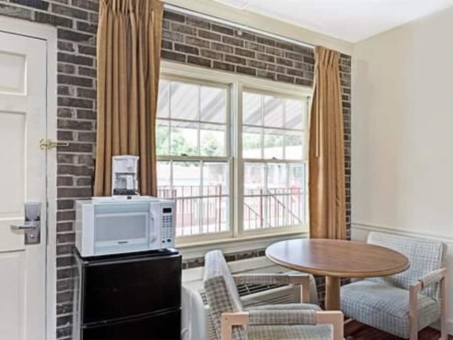 Quarto, 2 camas de casal, para não fumantes, geladeira e micro-ondas | Cofres nos quartos, espaço de trabalho para notebook