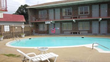 Piscina externa sazonal, guarda-sóis, espreguiçadeiras