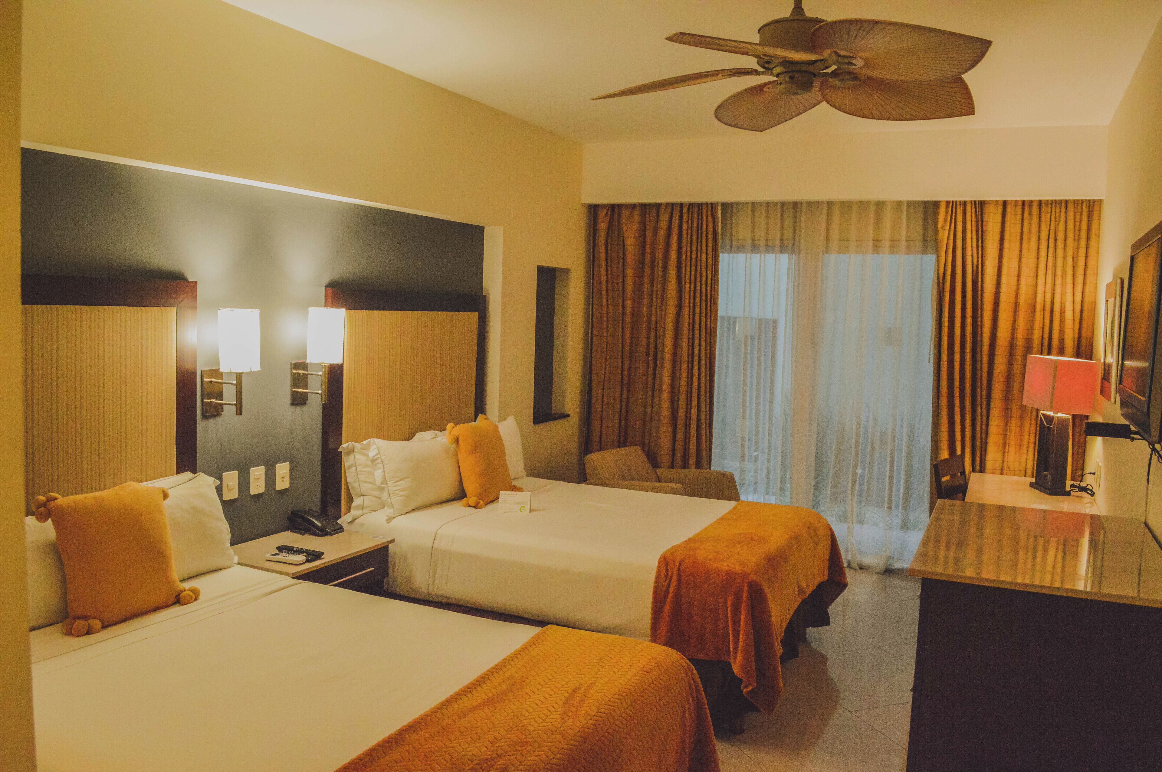 Quarto Executivo, 2 camas de casal | Roupa de alta qualidade, edredões de penas, camas de colchão pillowtop 