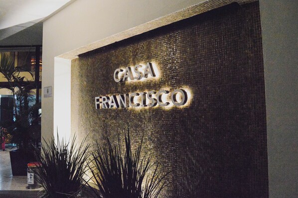 Terraço com espreguiçadeiras