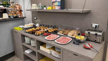 Café da manhã com buffet todos os dias (EUR 15 por pessoa)