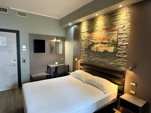 Quarto casal standard | Lençóis italianos Frette, edredons de pluma, frigobar