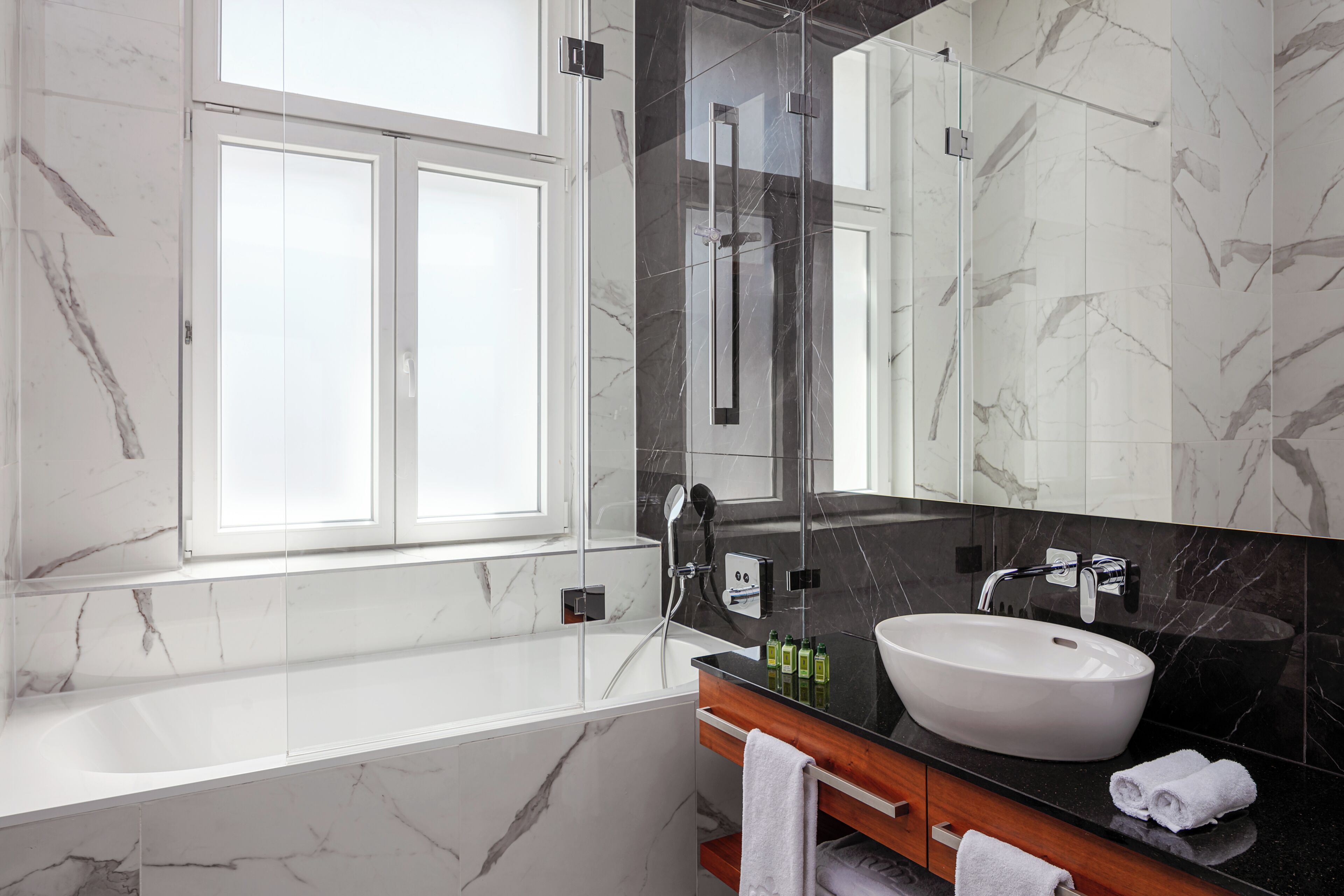 Quarto (Spa entrance included) | Banheiro | Produtos de toalete grátis, secador de cabelo, toalhas de banho 