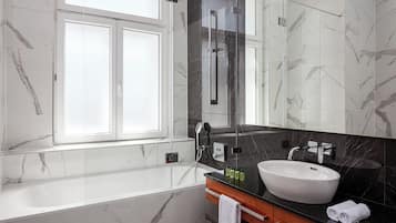 Quarto (Spa entrance included) | Banheiro | Produtos de toalete grátis, secador de cabelo, toalhas de banho