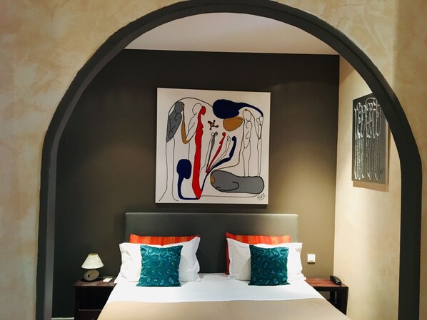 Suite | Cofre no quarto, com decoração personalizada, secretária 