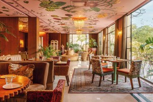 Serviço de café da manhã, almoço, jantar; vistas para o jardim