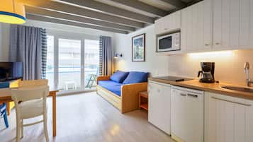 Apartamento, 1 quarto, varanda | Cozinha privada | Um frigorífico, um micro-ondas, uma placa de cozinha