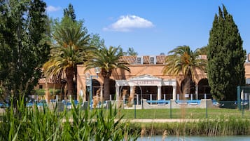 Terraço com espreguiçadeiras
