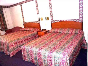 2 Camas Queen-size | Com mobília individualizada, secretária, cortinas/cortinados opacos 