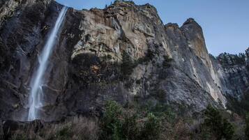 Uma cascata desce por um penhasco íngreme.