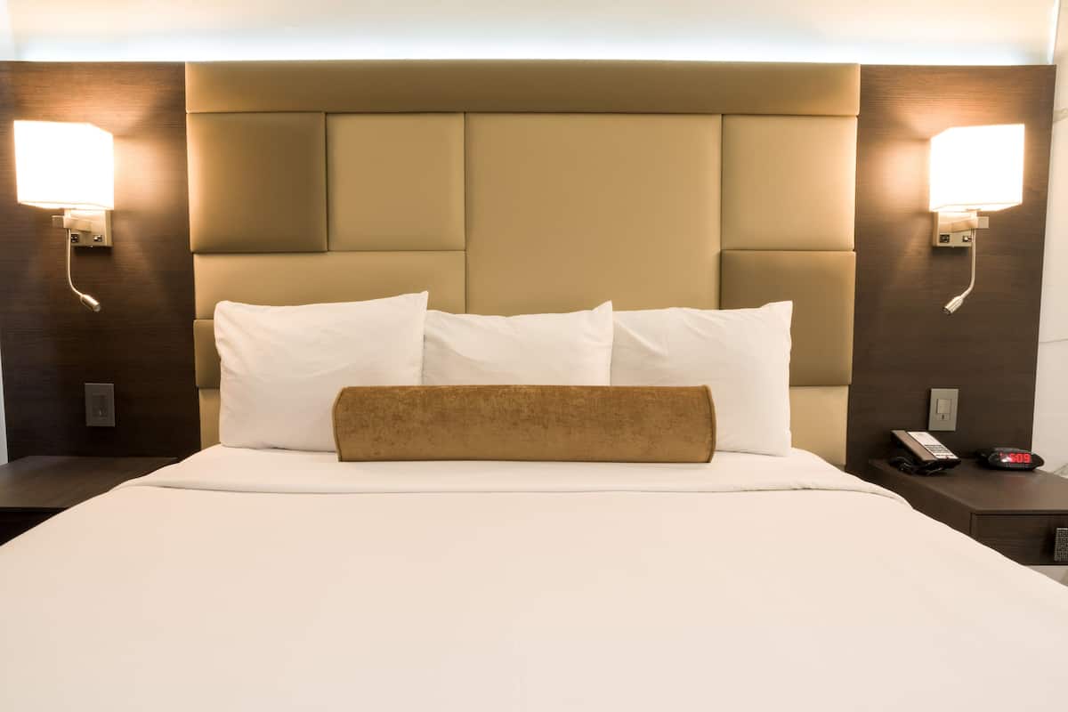 Quarto luxo, 1 cama King, acessível | Roupas de cama premium, escrivaninha, ferros/tábuas de passar roupa