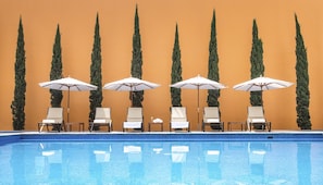 Piscina exterior, guarda-sóis, espreguiçadeiras 