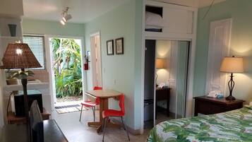 Queen Studio #3, Full Kitchen, Ground Floor,  Garden View, Private Bathroom | Vista do quarto