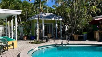 Piscina exterior, uma piscina aquecida, guarda-sóis, espreguiçadeiras