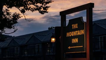 Placa indicativa do Mountain Inn com uma seta direcional.
