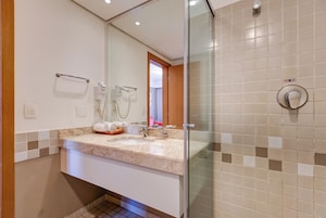 Quarto duplo superior | Banheiro | Chuveiro, chuveiro com efeito de chuva, produtos de toalete grátis 
