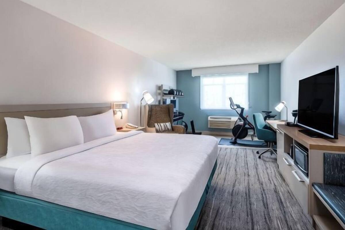 1 quarto, cofre no quarto, secretária