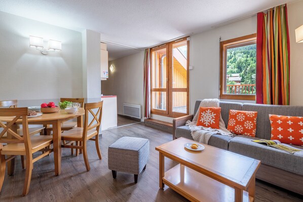 Appartement 6 personnes - 1 chambre + 1 coin nuit - rénové | Sala de estar | Televisor 