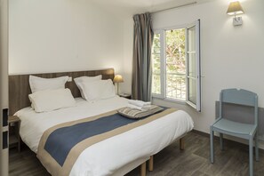 Cortinas blackout, berços (sobretaxa), Wi-Fi de cortesia, roupa de cama