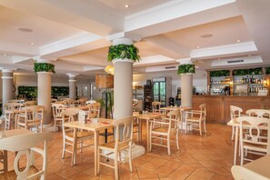 Café da manhã, almoço e jantar; culinária regional 