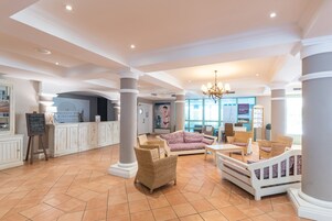 Área de estar no saguão