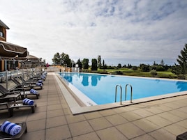 Piscina exterior sazonal, espreguiçadeiras 