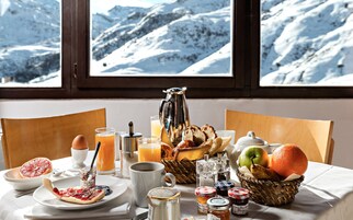 Pequenos-almoços, almoços, jantares servidos, cozinha francesa 