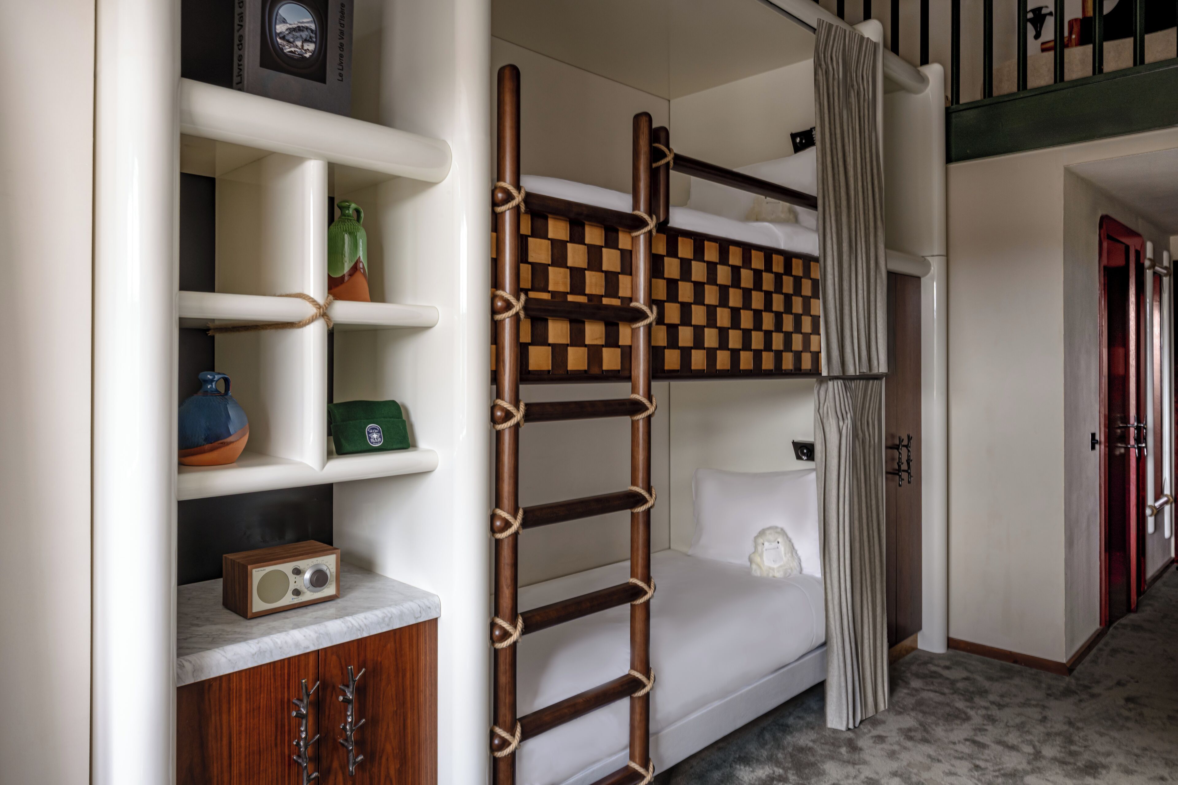 Loft (Mezzanine Bunk Beds) | Roupa de alta qualidade, minibar, cofre no quarto 