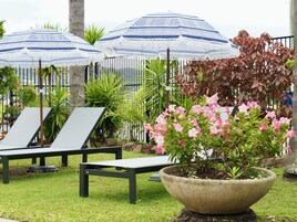 Piscina externa, espreguiçadeiras