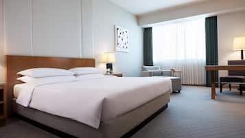 Quarto, 1 cama king-size | Roupa de alta qualidade, edredões de penas, minibar, cofre no quarto