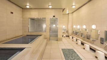 Salas para tratamentos a dois, sauna seca, fontes termais/minerais