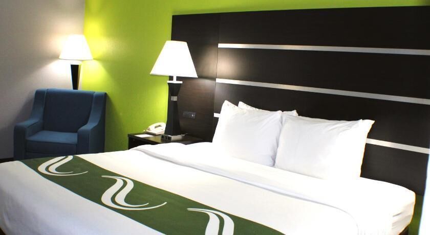 Roupas de cama premium, edredons de pluma, cofres nos quartos