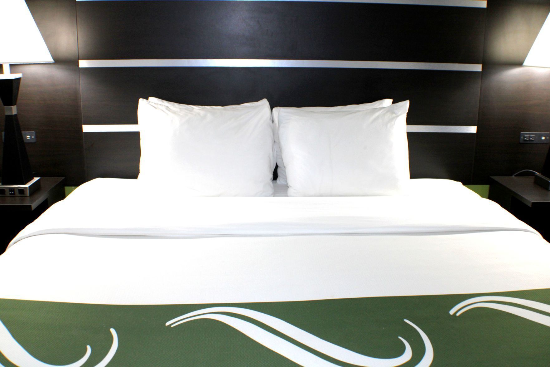 Roupas de cama premium, edredons de pluma, cofres nos quartos