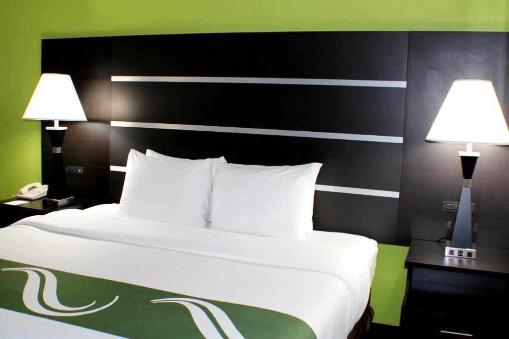 Roupas de cama premium, edredons de pluma, cofres nos quartos
