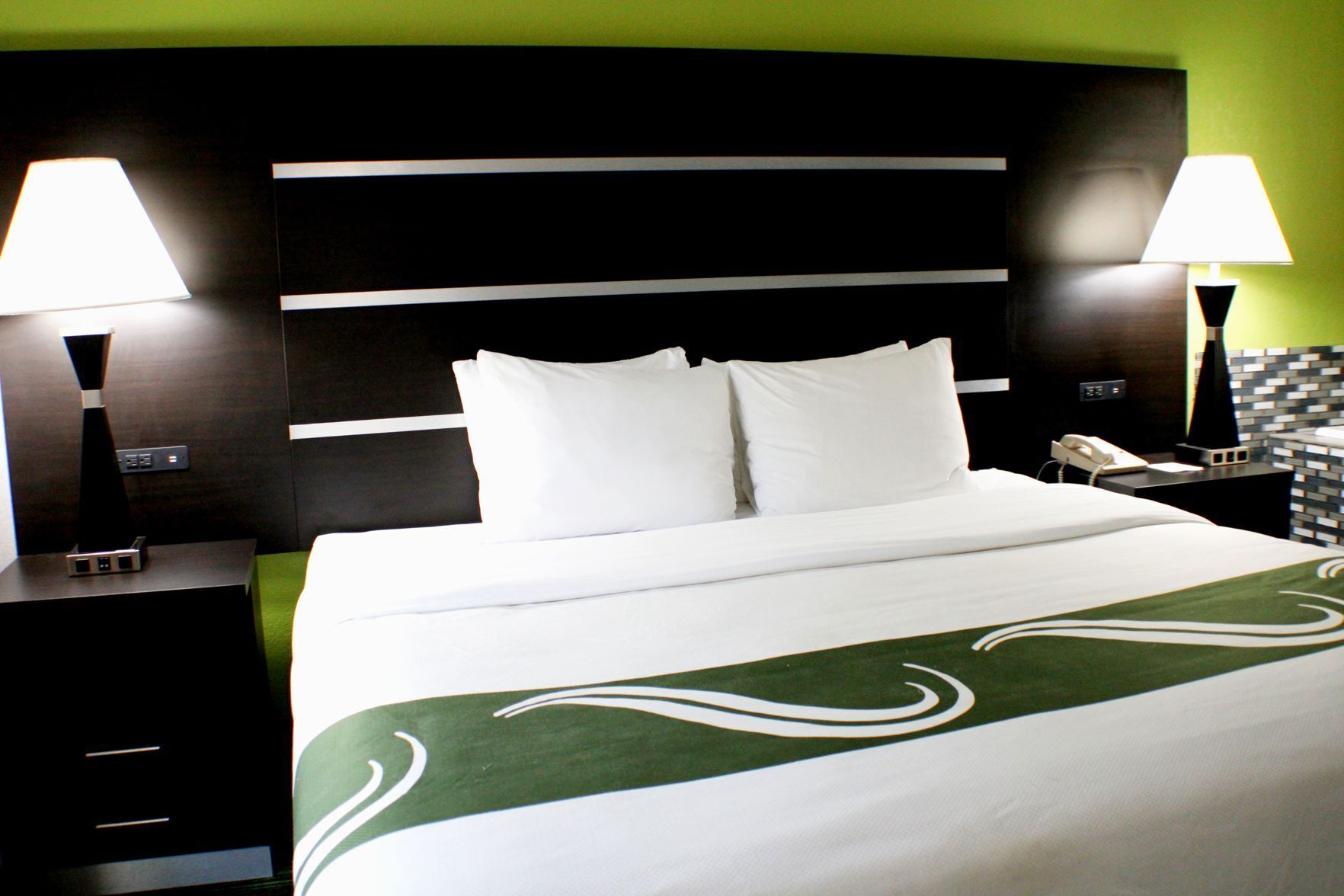 Roupas de cama premium, edredons de pluma, cofres nos quartos