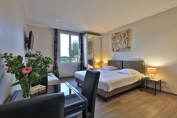 Apartamento, vista para o jardim | 1 quarto, cortinas/cortinados opacos, ferro/tábua de engomar