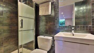 Apartamento luxo, 1 quarto, terraço, vista para o jardim (4 pers) | Banheiro | Produtos de toalete grátis, secador de cabelo, toalhas de banho