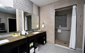 Suite Presidencial, 1 cama king-size, acessível (3x3 Shower) | Casa de banho | Uma combinação polibã/banheira, artigos de higiene pessoal grátis