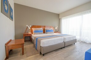 1 quarto, frigobar, cofres nos quartos, escrivaninha