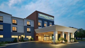 Um hotel com design moderno, exibindo uma placa chamativa para Springhill Suites by Marriott.