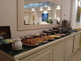 Café da manhã com buffet grátis todos os dias