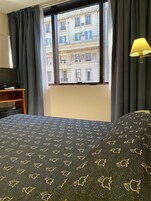 Quarto casal clássico | Roupas de cama premium, edredons de pluma, frigobar, cofres nos quartos