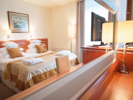 Roupa de alta qualidade, minibar, cofre com capacidade para portátil 