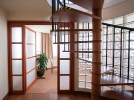 Roupas de cama premium, frigobar, cofres nos quartos