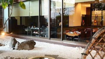 5 restaurantes, pequenos-almoços servidos
