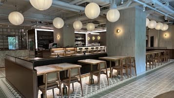 2 restaurantes, que servem almoços, jantares, também cozinha portuguesa